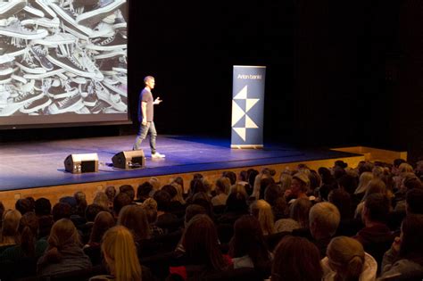 320 Manns Hlustuðu á Jón Jónsson á Akureyri Vikublaðið