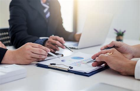 재무 그래프 데이터 및 마케팅 계획을 설명하는 비즈니스 담당자 회의 테크놀로지에 대한 스톡 사진 및 기타 이미지 테크놀로지 부동산 사무실 분석 보기 Istock