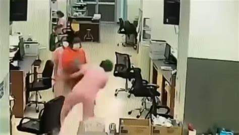 巴西少年飞车抢劫惹到武林高手下秒被夺枪反杀监控曝光 腾讯新闻