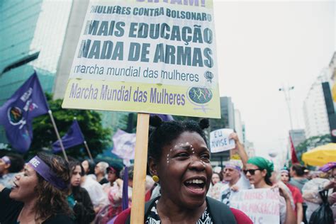 Mulheres ocupam ruas de SP contra Bolsonaro e pedem justiça por