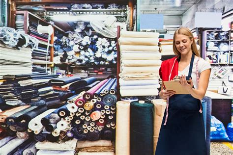 2029세의 성인 미모 금발 머리 코카서스 여성 젊은 여성 판매 직업 섬유 상인 장인 창녀 창작 재단사 서 소매원에서 1 인 허리 20 29세에 대한 스톡 사진 및 기타