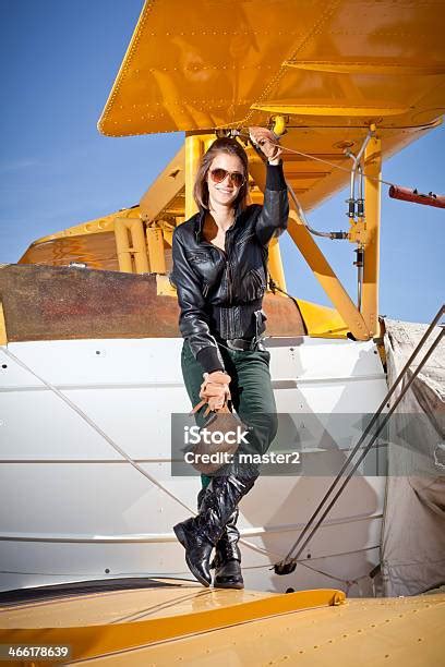Pilot Wanita Cantik Muda Di Pesawat Terbang Foto Stok Unduh Gambar Sekarang Perempuan