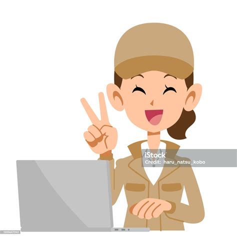 미소와 함께 평화 표지판이있는 개인용 컴퓨터를 운영하는 베이지 색 작업복을 입은 여성 공장 산업 건물에 대한 스톡 벡터 아트 및