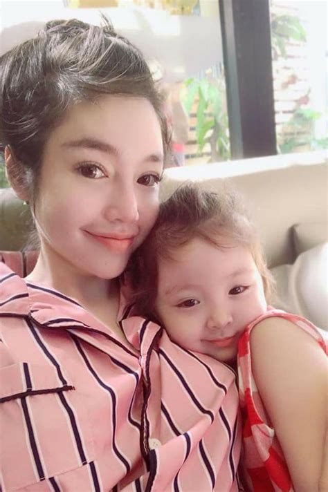 Cadie Mộc Trà Con Gái Elly Trần Làm Nhẫn Tặng Mẹ