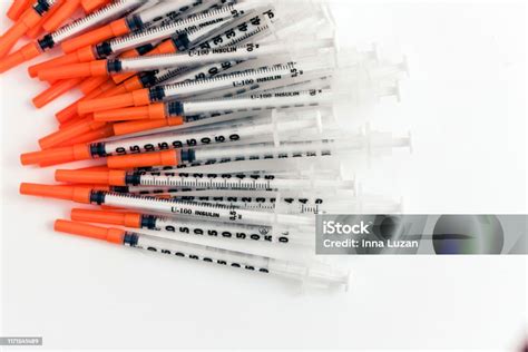 당뇨병을 위한 인슐린을 위한 의학 주사기의 더미 0명에 대한 스톡 사진 및 기타 이미지 0명 건강관리와 의술 과학 Istock
