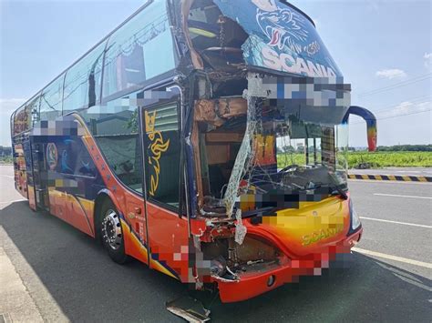 未保持安全距離肇事！ 國道1號3輛遊覽車相撞