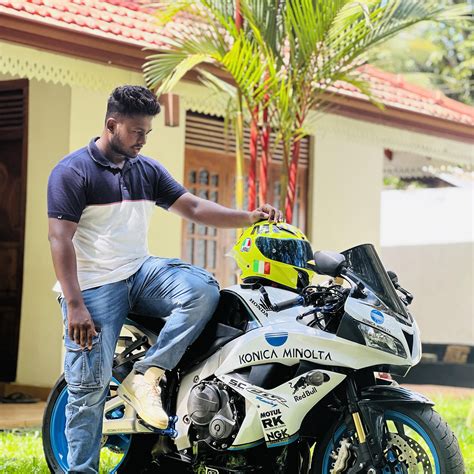 ඇගේ සයිස් එකට බයික් පදින මමයි මල්ලියි😌♥️ Adhi Lakshan