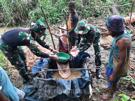 Warga Dan Satgas Yonif 143 TWEJ Panen Sagu Di Perbatasan RI PNG Foto 1