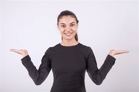 아름다운 젊은 사업가 서 십자가 팔 과 미소 에 카메라 에 사무실 20 29세에 대한 스톡 사진 및 기타 이미지 20 29세