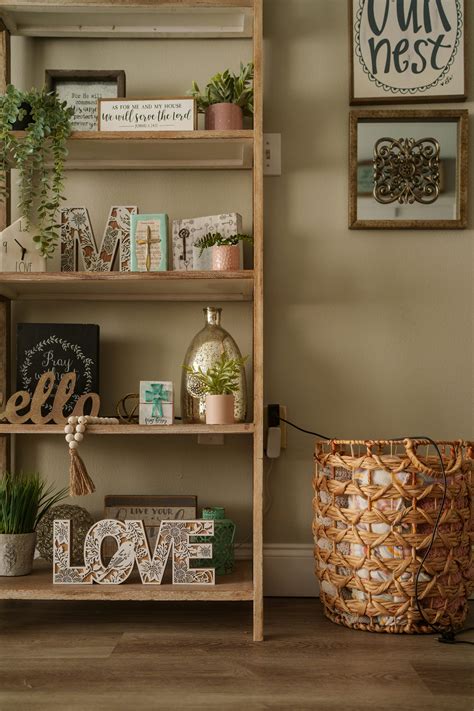 책과 바구니가있는 선반 사진 Unsplash의 무료 가구 이미지