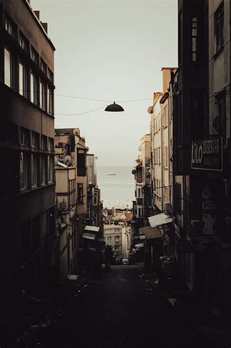 건물과 가로등이 있는 어두운 골목 길 사진 Unsplash의 무료 튀르키예 이미지