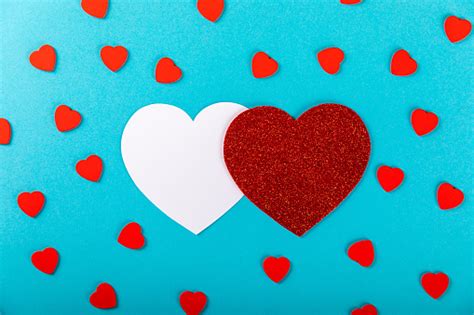 발렌타인 데이 파란색 배경에 빨간색과 흰색 하트 휴일과 사랑의 개념 0명에 대한 스톡 사진 및 기타 이미지 0명 개체 그룹