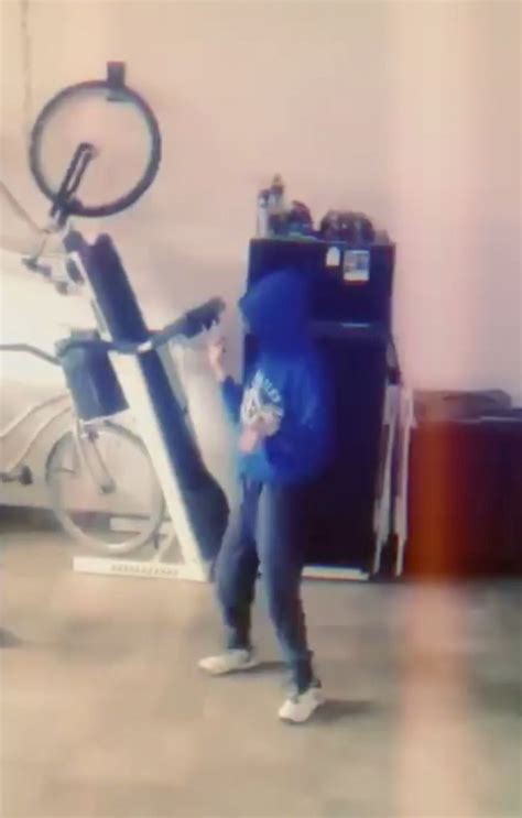 Um Menino Com Paralisia Cerebral Desde O Nascimento Consegue Andar Pela