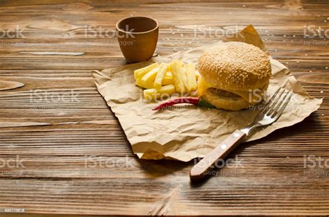 튀긴된 감자와 칠리 소스 텍스트에 대 한 공간을 가진 나무 배경에 공예 종이에 치즈 버거 0명에 대한 스톡 사진 및 기타 이미지 0명 감자 요리 감자튀김 Istock