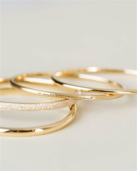 파이브앤플러스 파인주얼리 브랜드 디자이너 주얼리 뱅글 하나로 완성되는 레이어드 스타일 뱅글 진짜 안 어울리는 게 없죠 단독으로 착용해도 깔끔하고 세련된 느낌인데