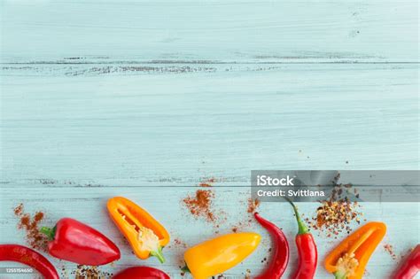 밝은 파란색 나무 테이블에 다양한 향신료와 다채로운 고추의 최고 보기 무료 향신료를 곁들인 향료 배경 가루로 빻은에 대한 스톡