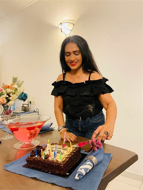 දියණිය සමග දිවි ගෙවන නිල්මිණි උපන්දිනය සැමරූ හැටි Photos Nilmini
