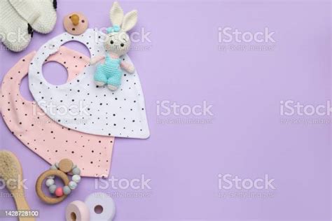 보라색 배경에 아기 액세서리와 턱받이가있는 플랫 레이 구성 텍스트를위한 공간 보라색에 대한 스톡 사진 및 기타 이미지 보라색