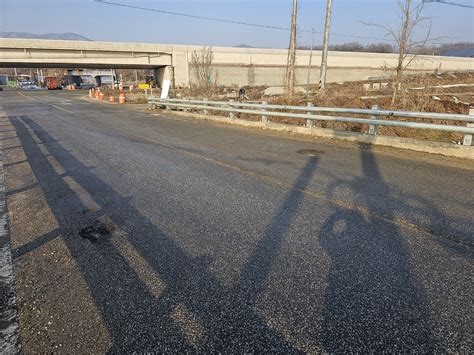 증평군청 건설교통과이야기 건설교통과에서는 군도 및 농어촌도로에 포트홀이 발생하여 보수작업을 진행중에