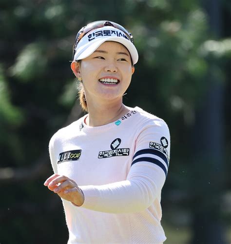 밝은 표정으로 플레이하는 임희정 Klpga
