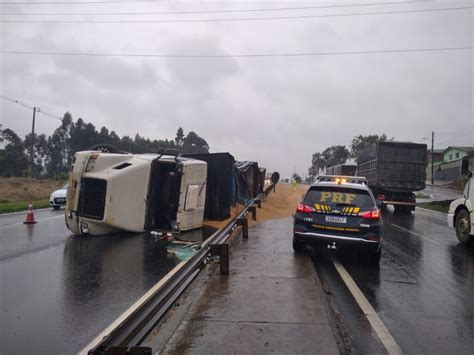 Caminhão Tomba Em Rodovia De Ponta Grossa E Carga Se Espalha Na Pista Bnt
