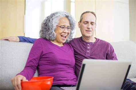 이전 보고 미소 짓는 평온한 노인 커플입니다 Comptuer 화면을 보면서 50 59세에 대한 스톡 사진 및 기타 이미지 50 59세 거실 노트북 Istock