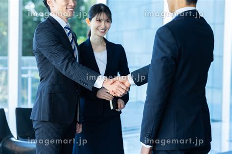 握手する日本人男女のビジネスマン （人物）の写真素材 276326658 イメージマート