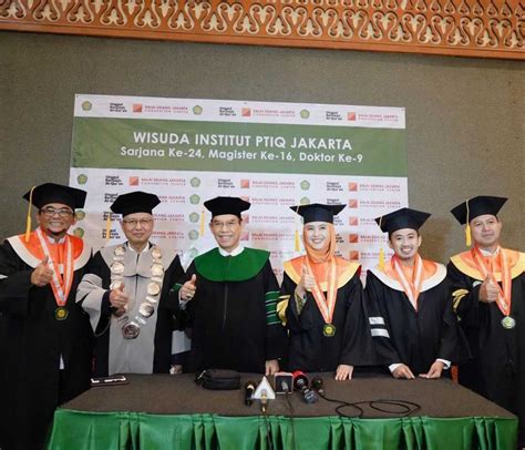 9 Potret Wisuda Doktor Oki Setiana Dewi Bareng Ustaz Syam