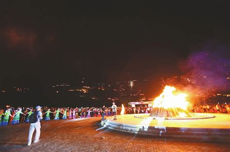 2018凉山彝族传统火把节开幕 37万人到凉山“玩火”狂欢