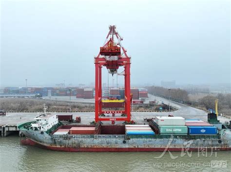 江苏扬州新年港口生产忙 冲刺开门红 人民图片网
