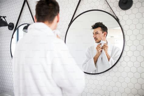 Foto Un Joven Lavándose En El Baño Por La Mañana Una Rutina Diaria
