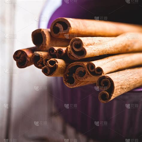碗中的肉桂棒