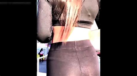 Une Femme Avec Un String Blanc Sexy Est Filmee Devant Une Camera Voyeur