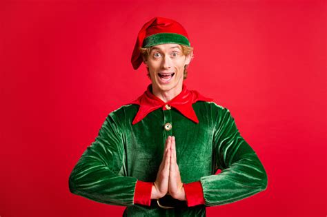 미친 깜짝 놀란 엘프 남자의 사진 하시기 바랍니다 Xmas 크리스마스 행운의 선물 착용 의상 모자 고립 된 레드 샤인 컬러 배경