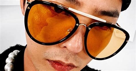 지드래곤 거뭇 수염 주황 선글라스 빨간양말 근황공개