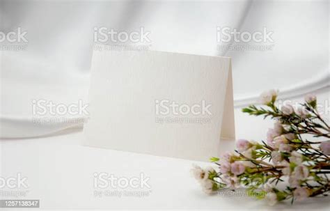 모의 빈 카드 이름 장소 접힌 인사말 흰색 배경에 왁스 꽃이있는 초대 장카드 인사장에 대한 스톡 사진 및 기타 이미지 인사장