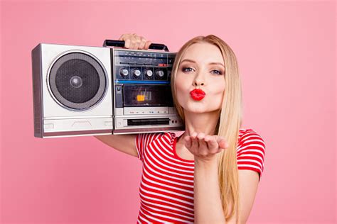 당신을 좋아해요 카메라 들고 Boombox 절연 배경 보고 귀여운 달콤한 사랑 스러운 사랑 스러운 애 교 다채로운 빛 레이디의