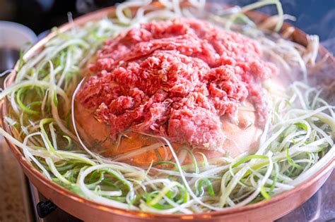 서울에 있는 한 식당 소고기 바베 큐 불고기 라이프 스타일 신선한 한국 음식 요리는 얇게 썬 양파를 가진 구리 냄비 클로즈업