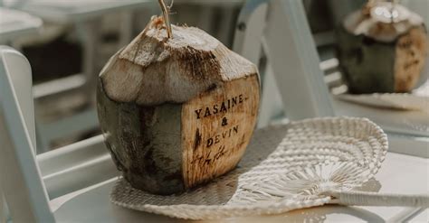 개인화 건강 건강한 음료 과일 독특한 따뜻한 날씨 러스틱 레저 비치 스타일 빨대 상쾌한 손 부채 수화 작용 술을 마시다 시크한 신선 야외 설정