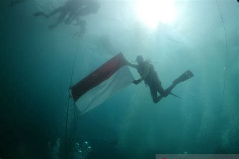 TNI AL Kibarkan Bendera Merah Putih Di Bawah Laut Peringati HUT RI