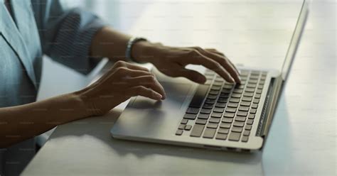 사무실 방에서 테이블에 노트북 키보드에 타이핑하는 여성 손의 측면 모습 사진 Unsplash의 태국 이미지
