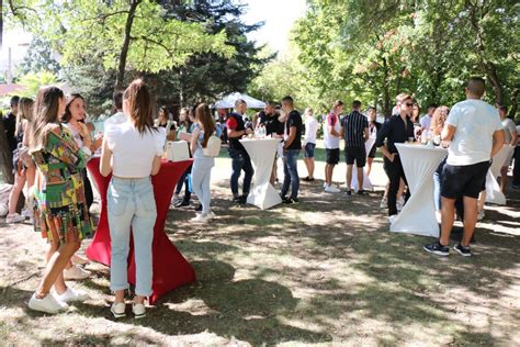 Традиционното за всички първокурсници „welcome Drink“ посрещане се