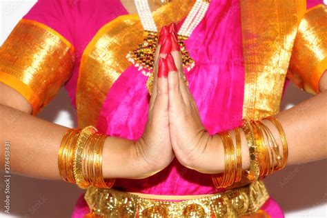 Foto De Stock Indian Female Classical Dancer Demonstrate A Posture Of