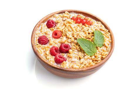 밀은 흰색 배경에 고립 된 나무 그릇에 우유 라즈베리와 건포도 죽을 조각 측면 보기 클로즈업 0명에 대한 스톡 사진 및 기타