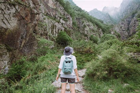 格鲁吉亚山区年轻女旅游者远足高清图片下载 正版图片503809226 摄图网