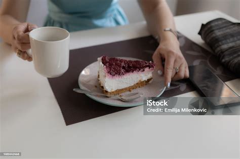 라즈베리 치즈케이크 한 조각과 커피 한 잔을 들고 카페에 앉아 있는 여성들 과일에 대한 스톡 사진 및 기타 이미지 과일
