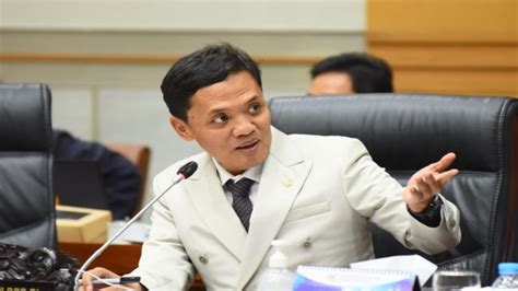 Wakil Ketua Komisi III DPR RI Habiburokhman Saat Memimpin Rapat Kerja