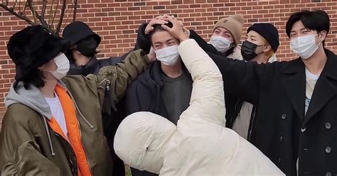 Видео дня как Bts провожали Джина в армию 😭 Thegirl
