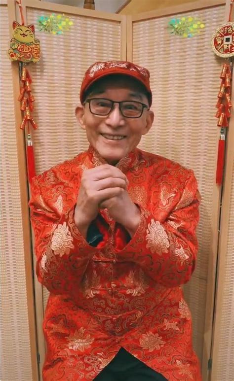“济公”游本昌近照曝光，85岁能弹钢琴能唱歌，耍起酷来魅力十足