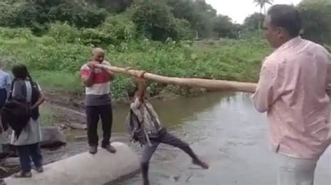 देश स्वातंत्र्याचा अमृतमहोत्सव साजरा करतोय आणि विद्यार्थी लटकून नदी